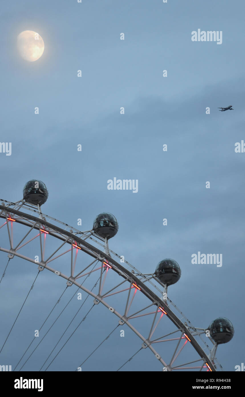 The moon above the Coca Cola London Eye in central London Stock Photo ...
