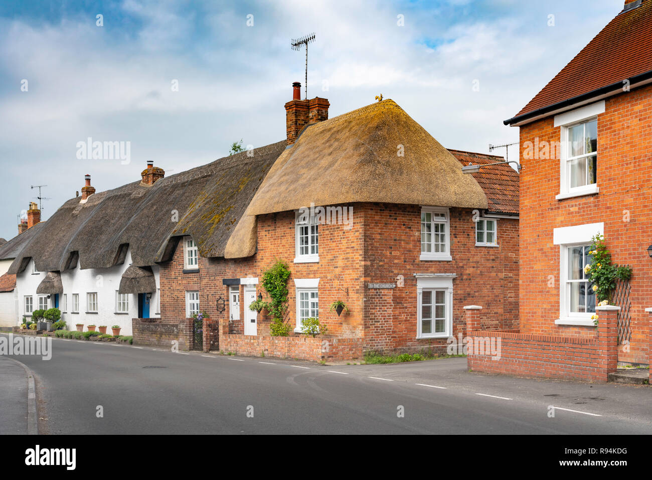 Thatch roofed buildings hi-res stock photography and images - Alamy