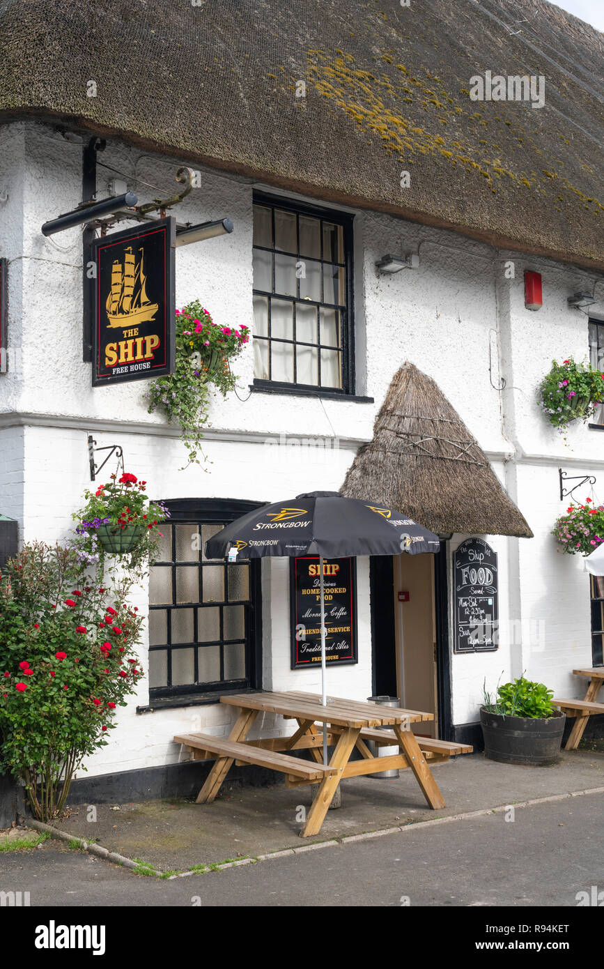 Thatch roofed buildings hi-res stock photography and images - Alamy