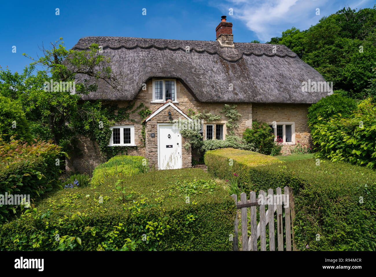Thatch roofed cottage hi-res stock photography and images - Alamy