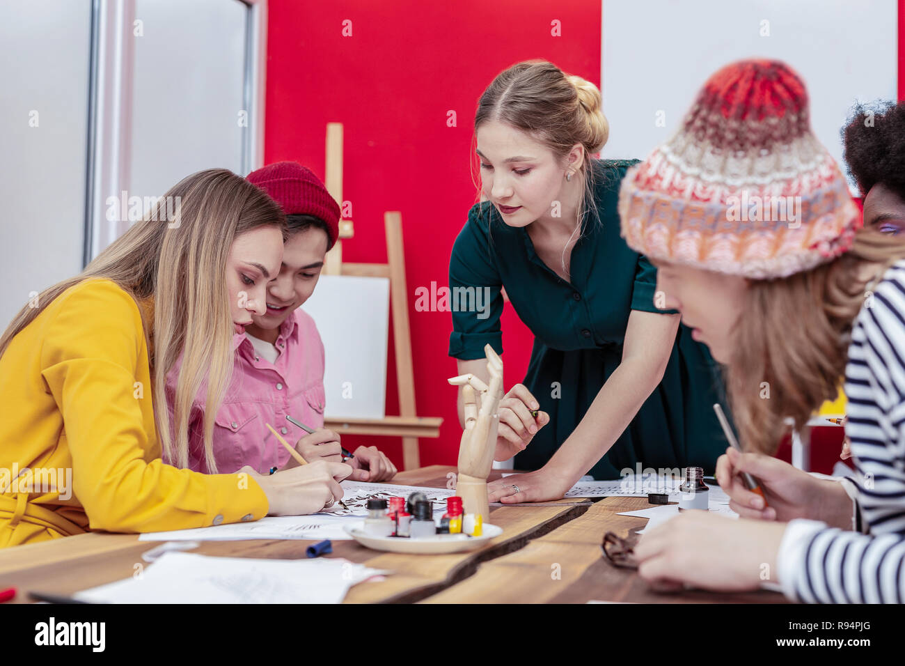 Students working team art hi-res stock photography and images - Alamy