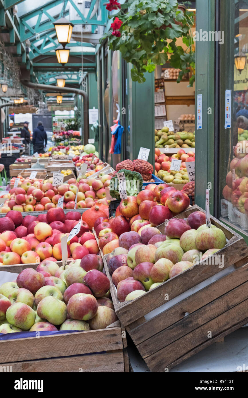 Polish fruit and vegetable market hi-res stock photography and images ...