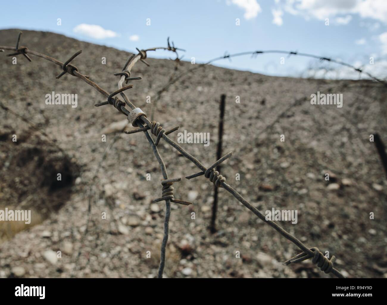 Barbed wire in refugee hi-res stock photography and images - Alamy