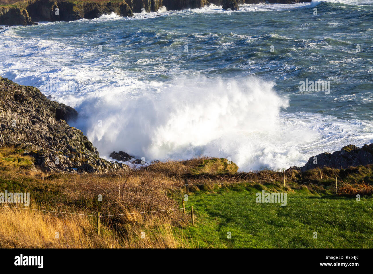 Wave against the cliff hi-res stock photography and images - Alamy