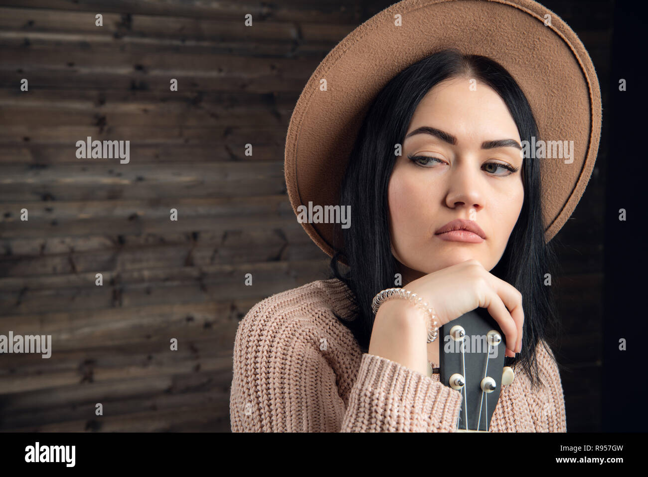 Female country music singer hat hi-res stock photography and images - Alamy