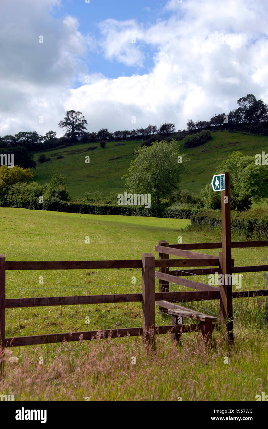 English field fence hi-res stock photography and images - Alamy