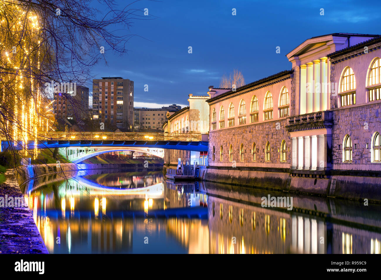 New bridge market hi-res stock photography and images - Alamy