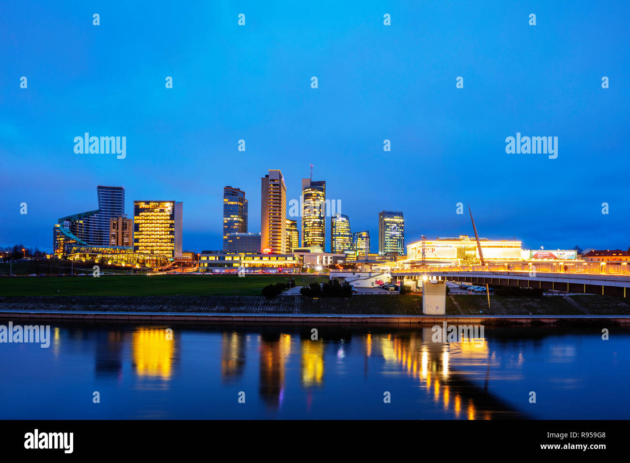 City nightscape hi-res stock photography and images - Alamy