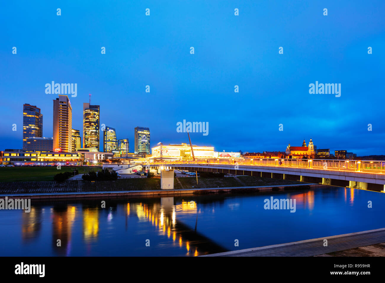 City nightscape hi-res stock photography and images - Alamy