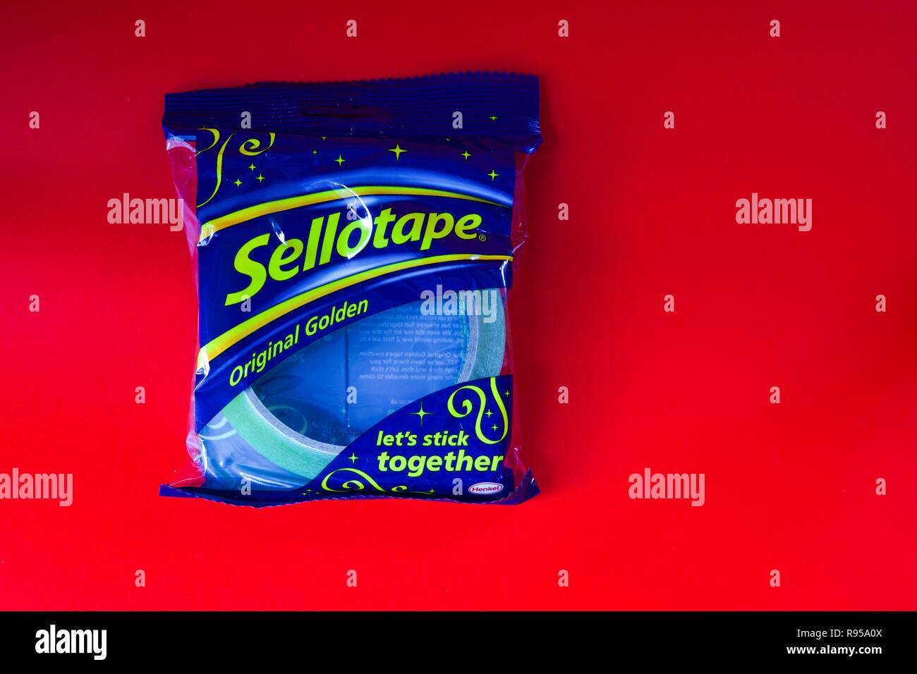 Wrapping presents sellotape hi-res stock photography and images - Alamy