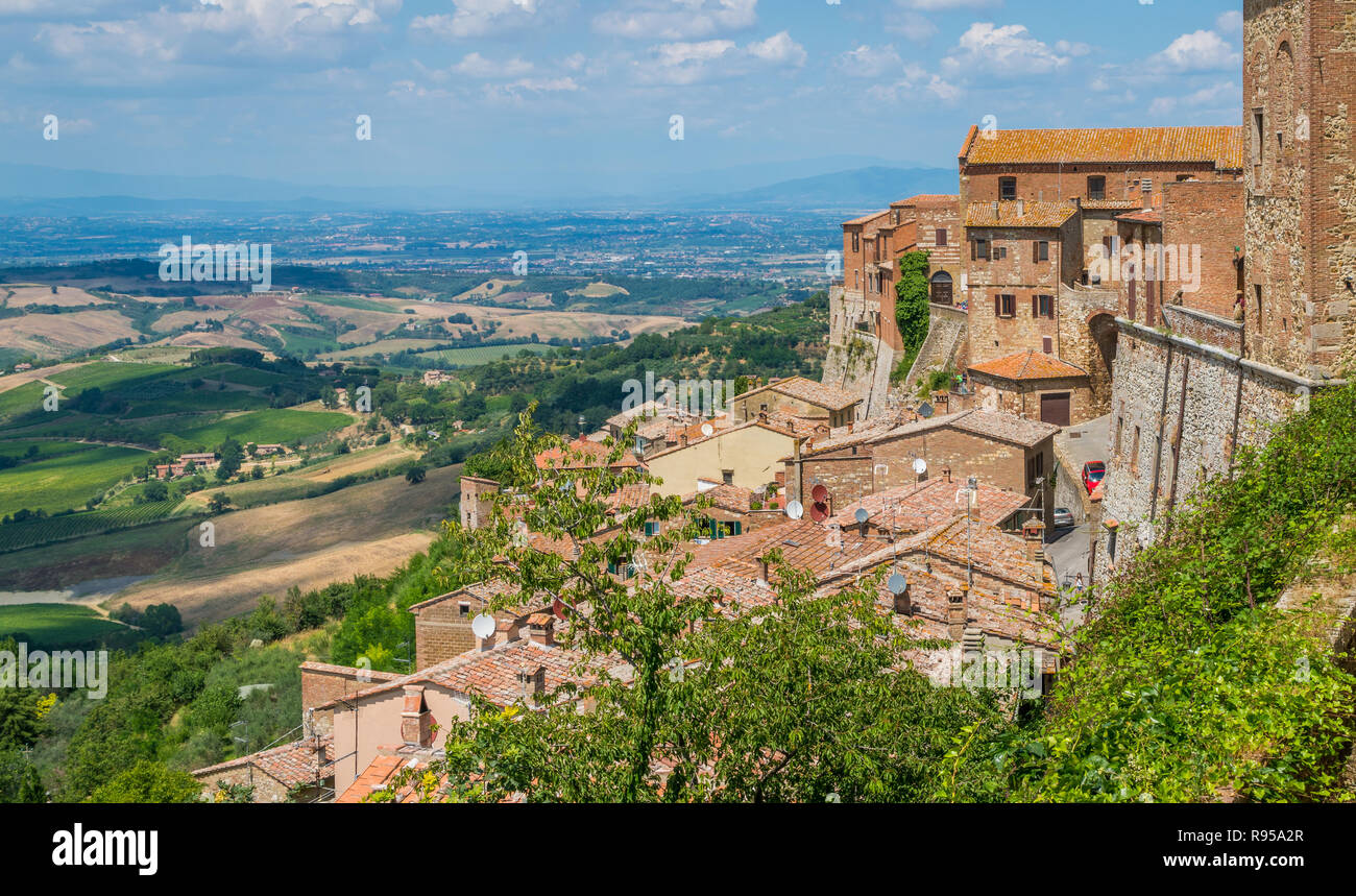 Stone house in field in siena hi-res stock photography and images - Alamy