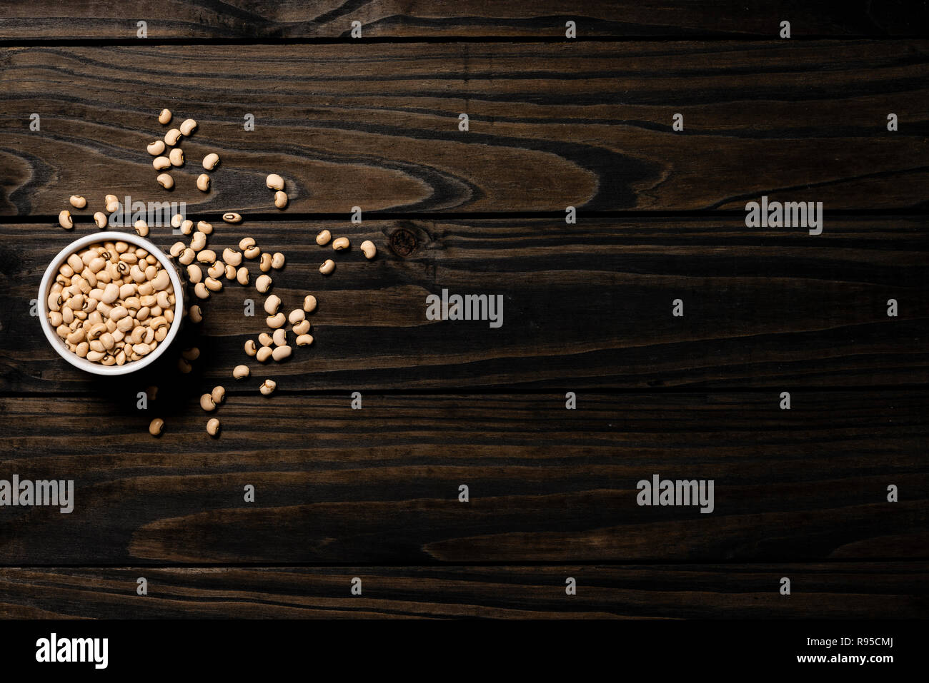 black-eyed beans in pot. Wooden black background Stock Photo - Alamy