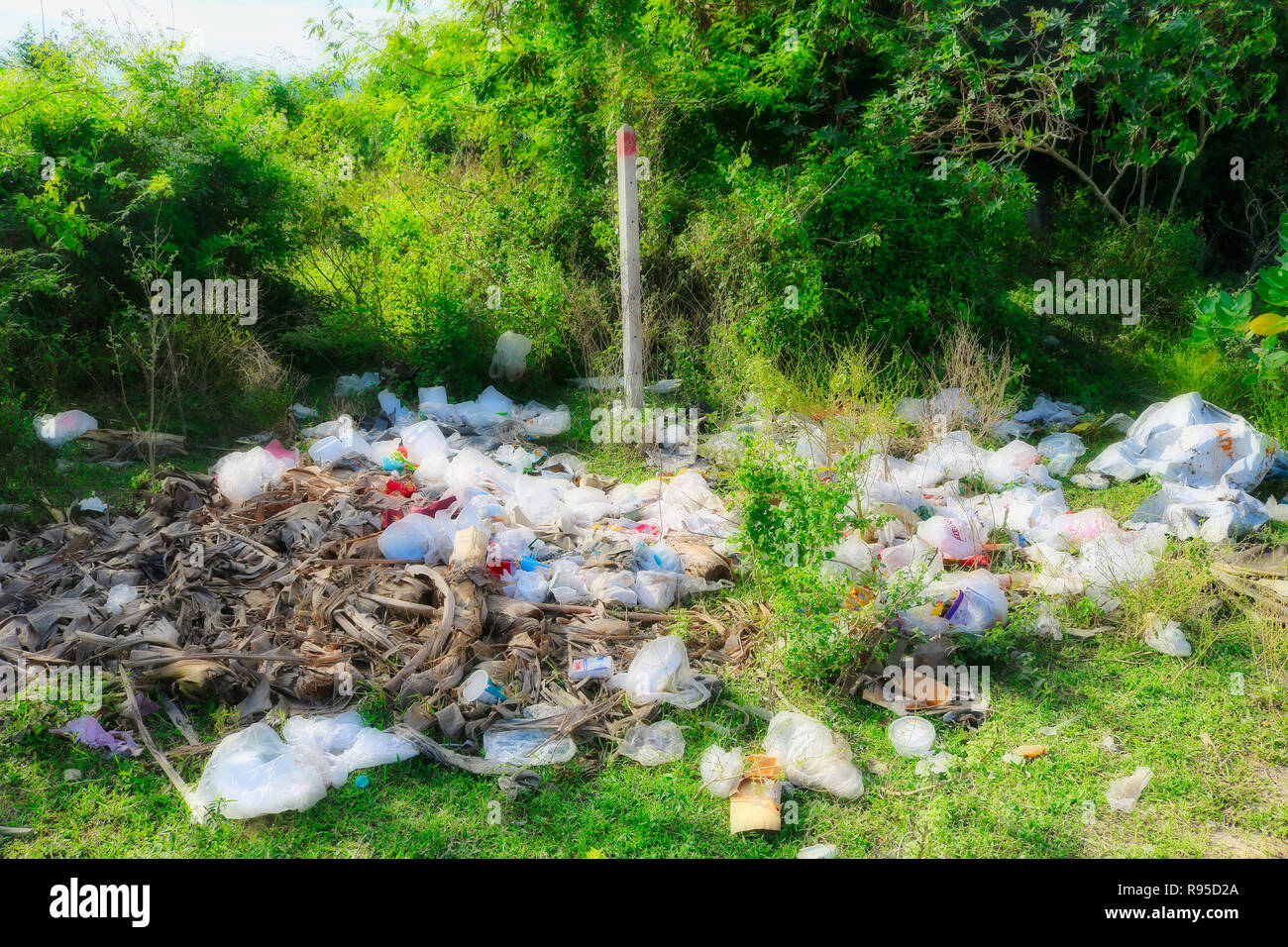 Plastic pollution countryside hi-res stock photography and images - Alamy
