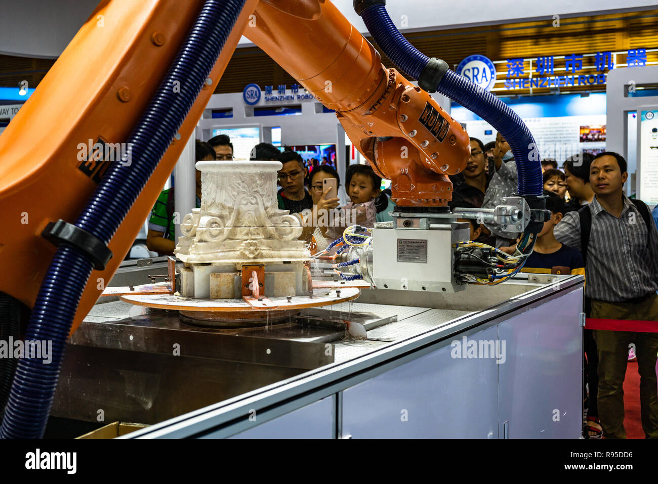 Kuka robot hi-res stock photography and images - Alamy