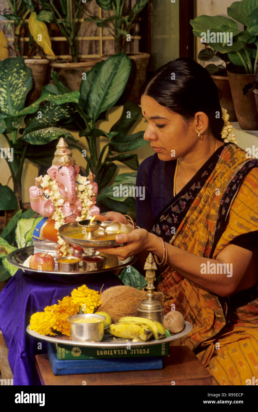 Women doing pooja hi-res stock photography and images - Alamy