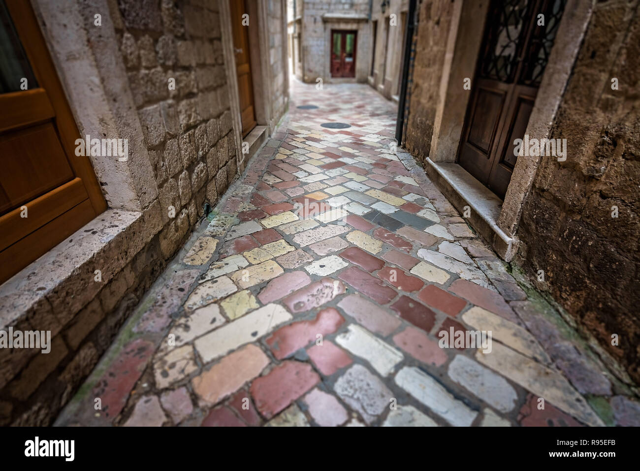 Narrow cobble stoned passage between historical residential buildings ...