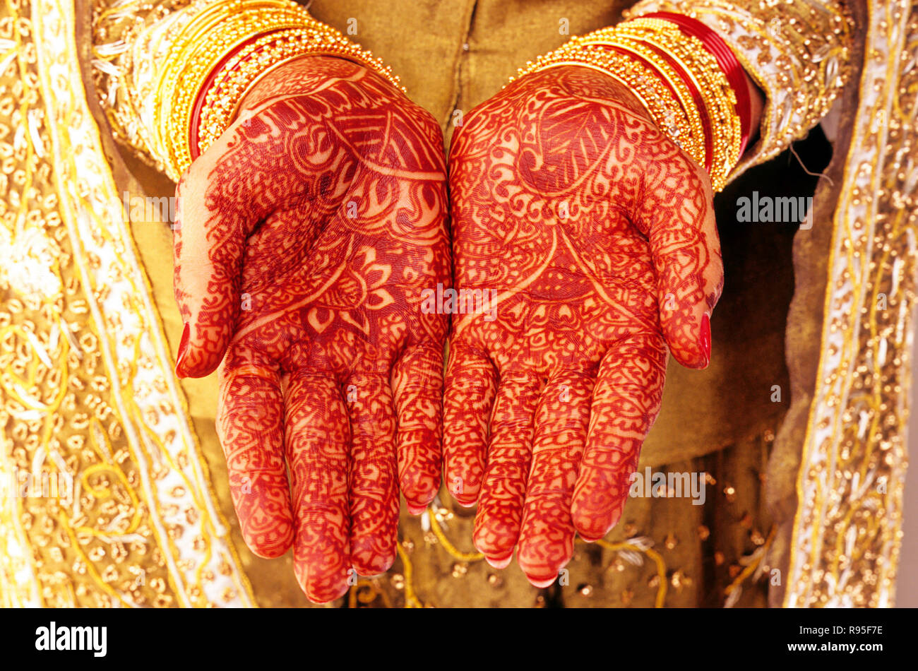 Heena bride hands hi-res stock photography and images - Alamy