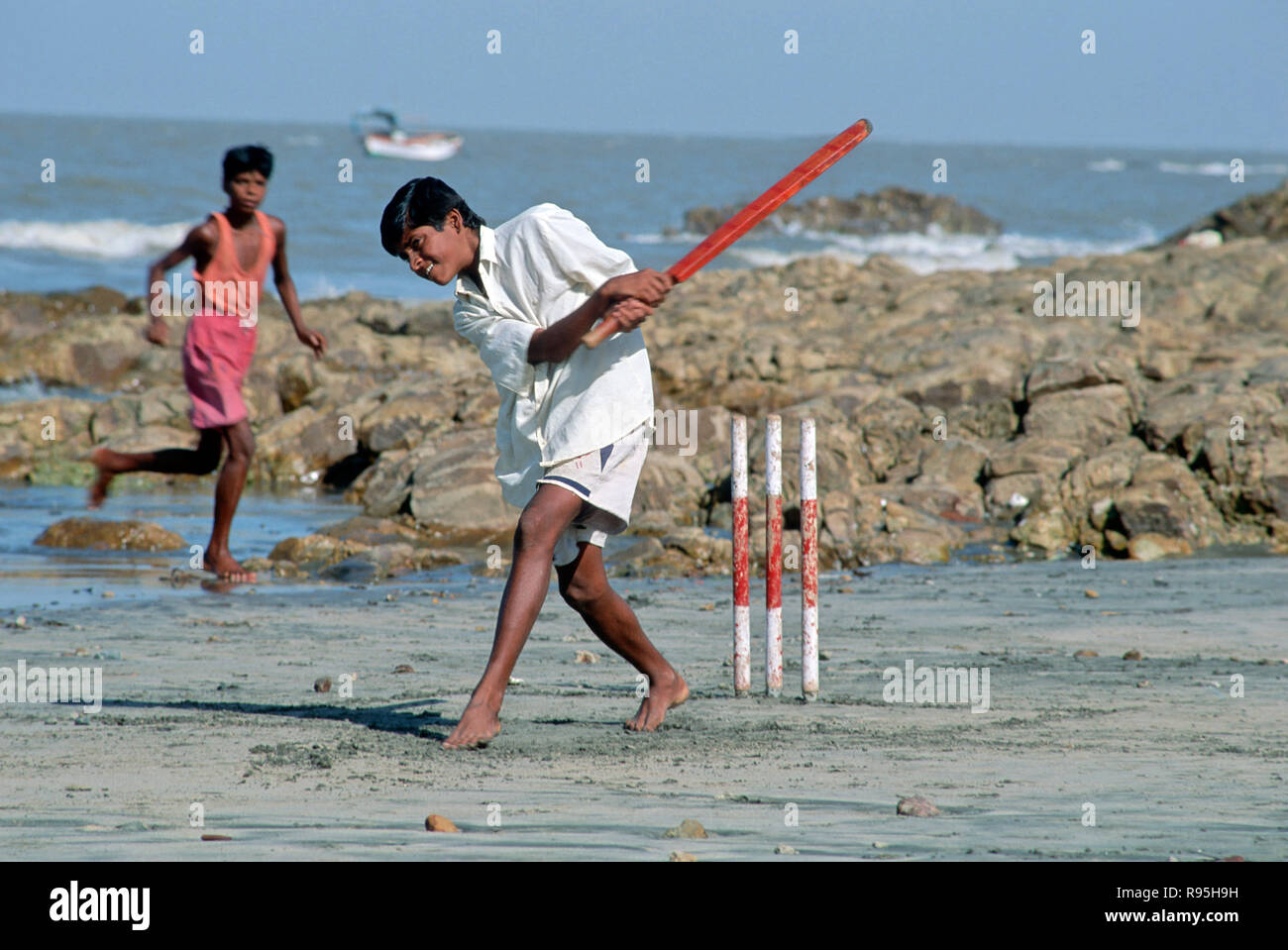 Cricket On The Beach, Bombay Mumbai, Maharashtra, india Stock Photo - Alamy