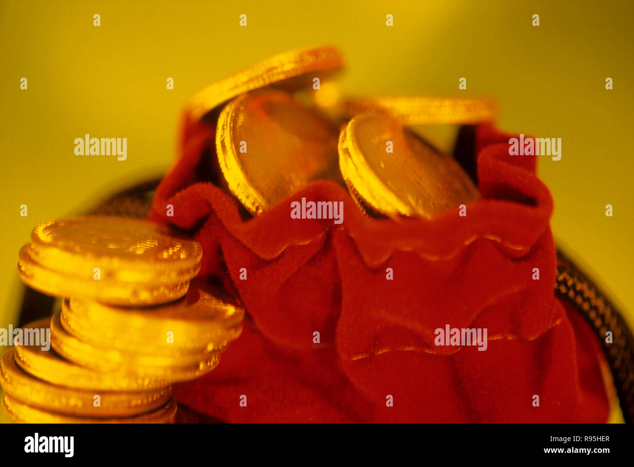 Indian gold coins hi-res stock photography and images - Alamy