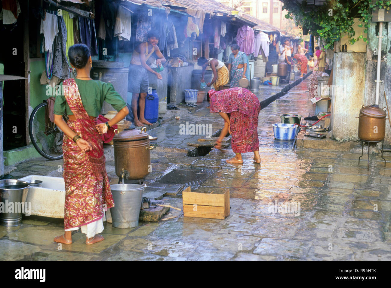 India slum washing woman hi-res stock photography and images - Alamy