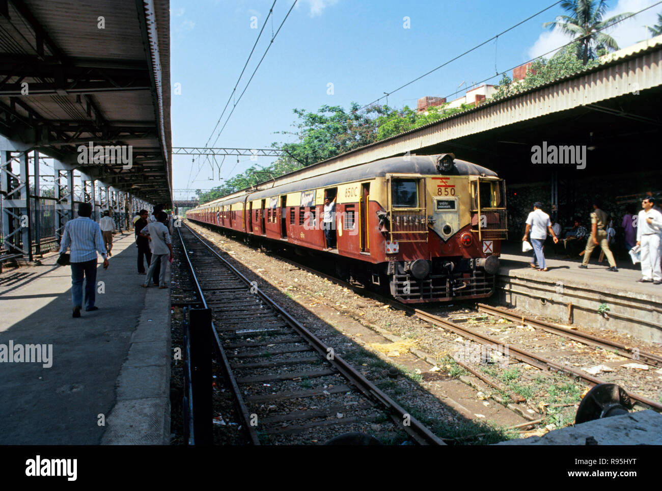 Suburban train platform hi-res stock photography and images - Alamy