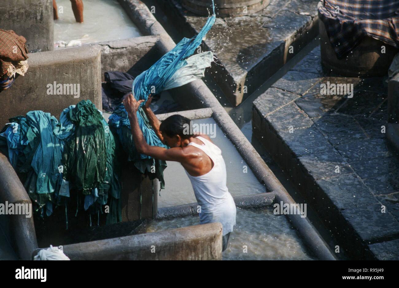 Dhobi washing clothes at Mahalaxmi Dhobi Ghat, bombay mumbai ...