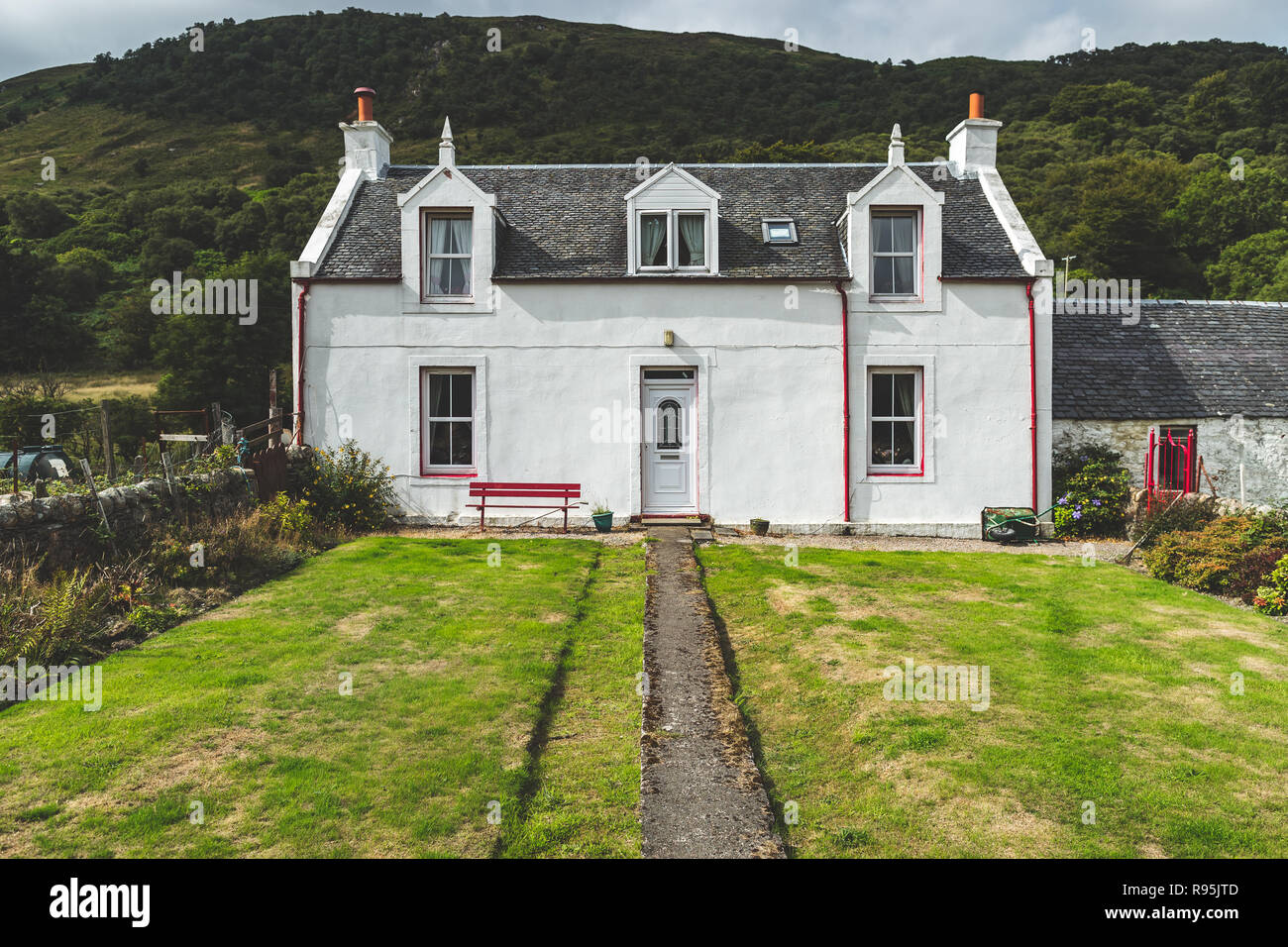 Path to the entrance of white traditional Irish house. Northern Ireland ...