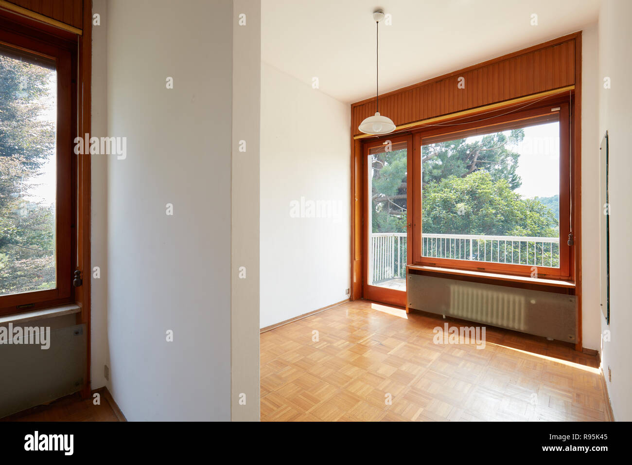Empty inside country mansion hi-res stock photography and images - Alamy