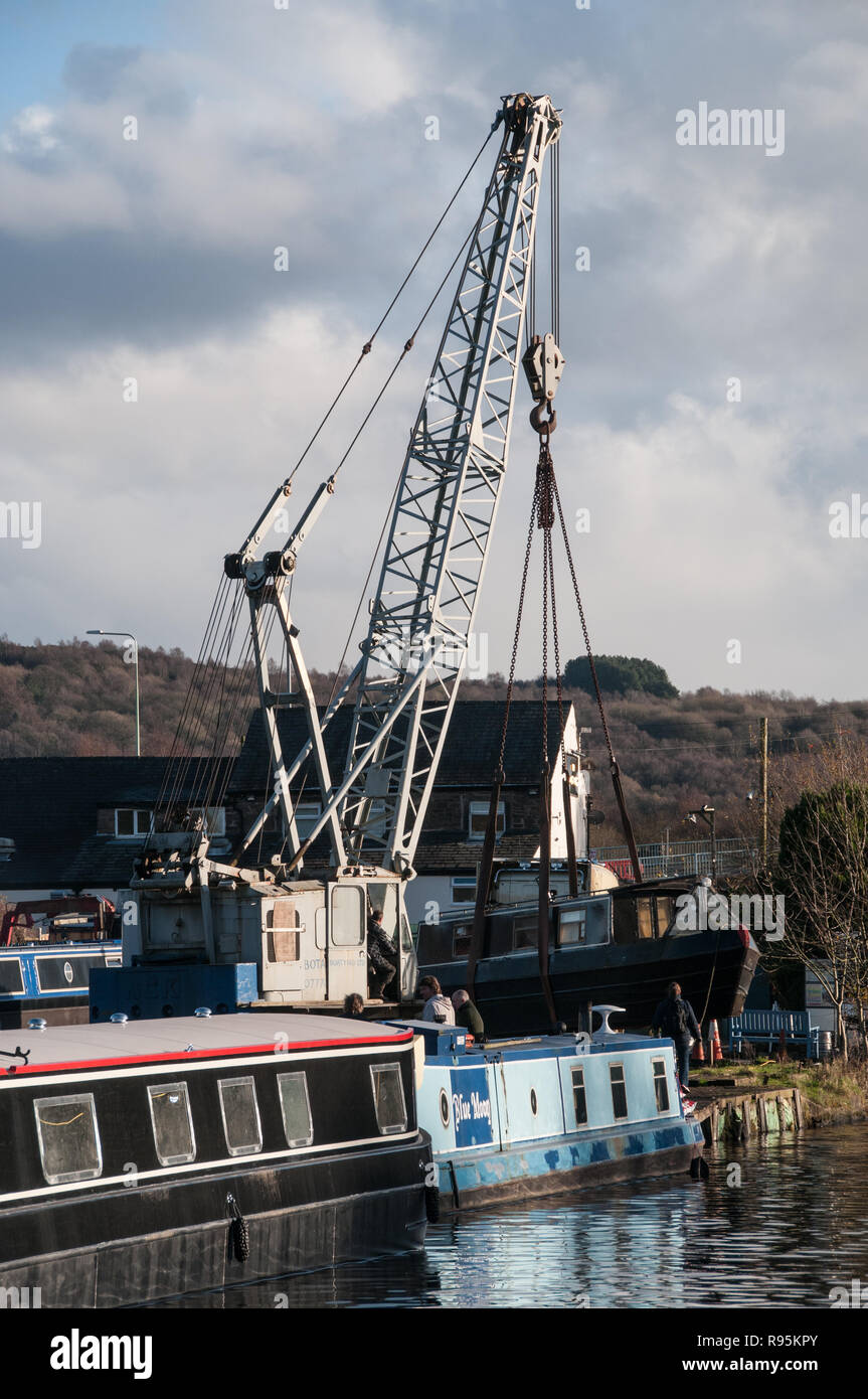 Lifting slings around narrow boat hi-res stock photography and images ...