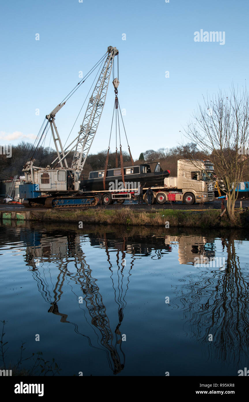 Lifting slings around barge hi-res stock photography and images - Alamy