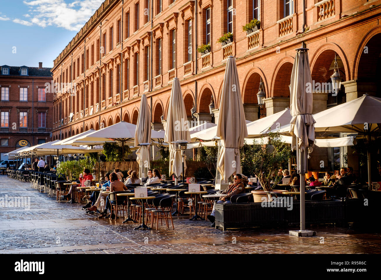 Place du capitole toulouse cafe hi-res stock photography and images - Alamy