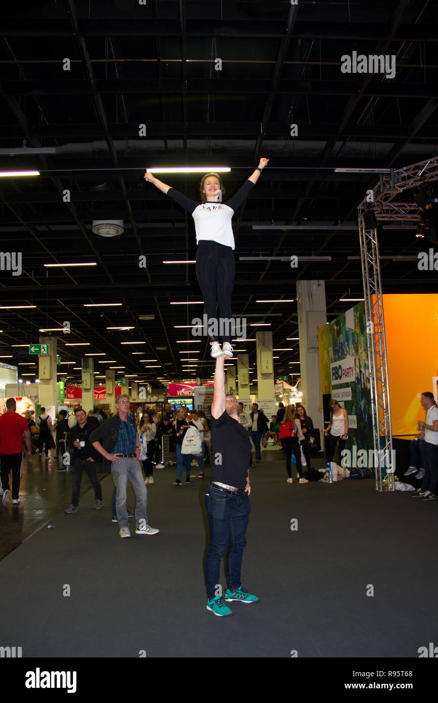Hand stand hi-res stock photography and images - Alamy