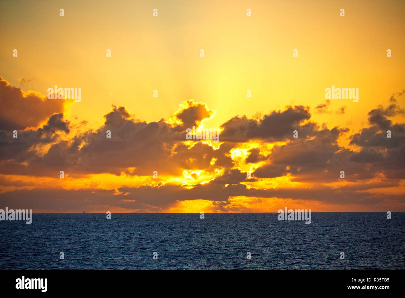 Early sunset sky hi-res stock photography and images - Alamy