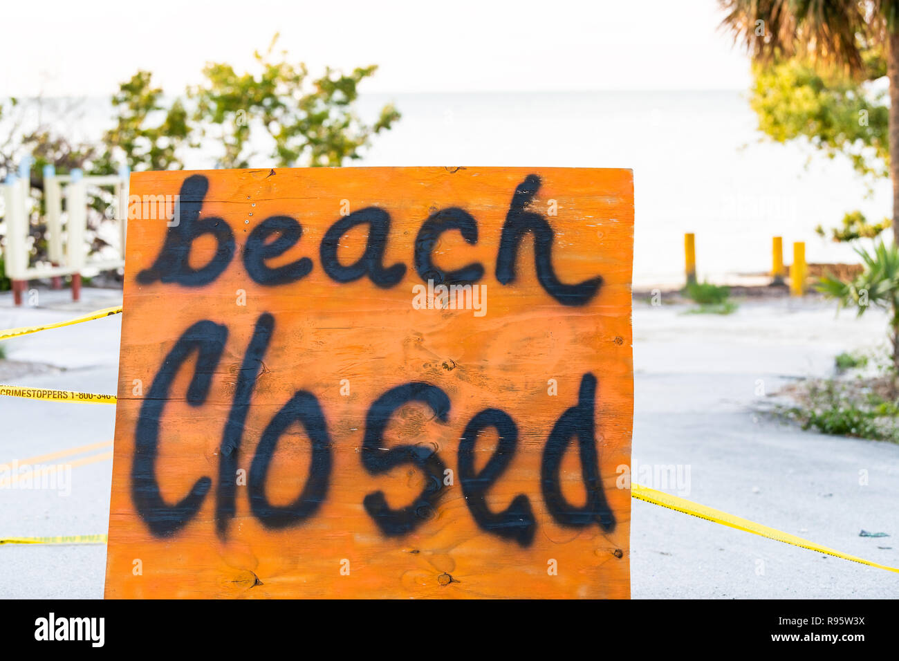 Beach closed sign hi-res stock photography and images - Alamy