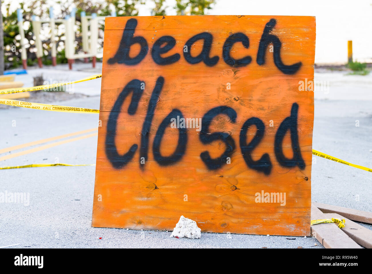 Beach closed sign hi-res stock photography and images - Alamy
