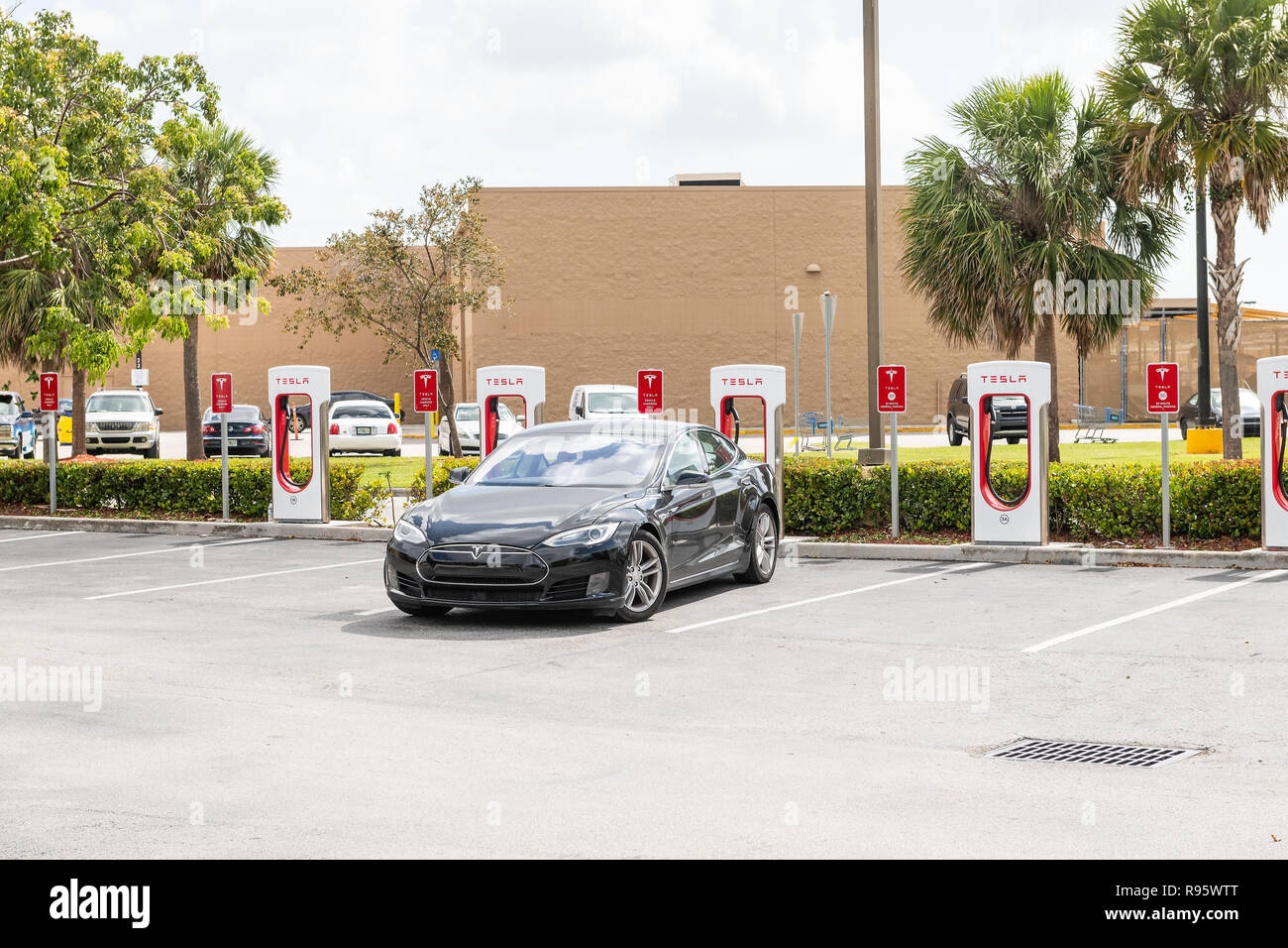 Electric vehicle charger shopping mall hi-res stock photography and ...