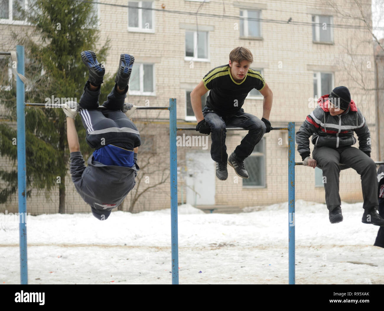 Kovrov, Russia. 4 April 2013. Teens is engaged in discipline gimbarr on a horizontal bar in the ...