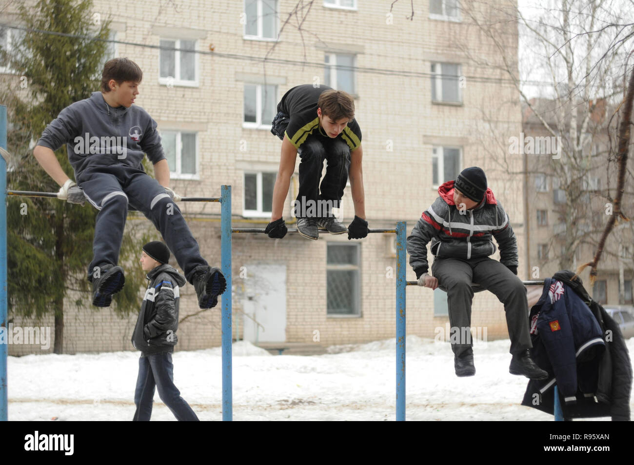 Kovrov, Russia. 4 April 2013. Teens is engaged in discipline gimbarr on a horizontal bar in the ...