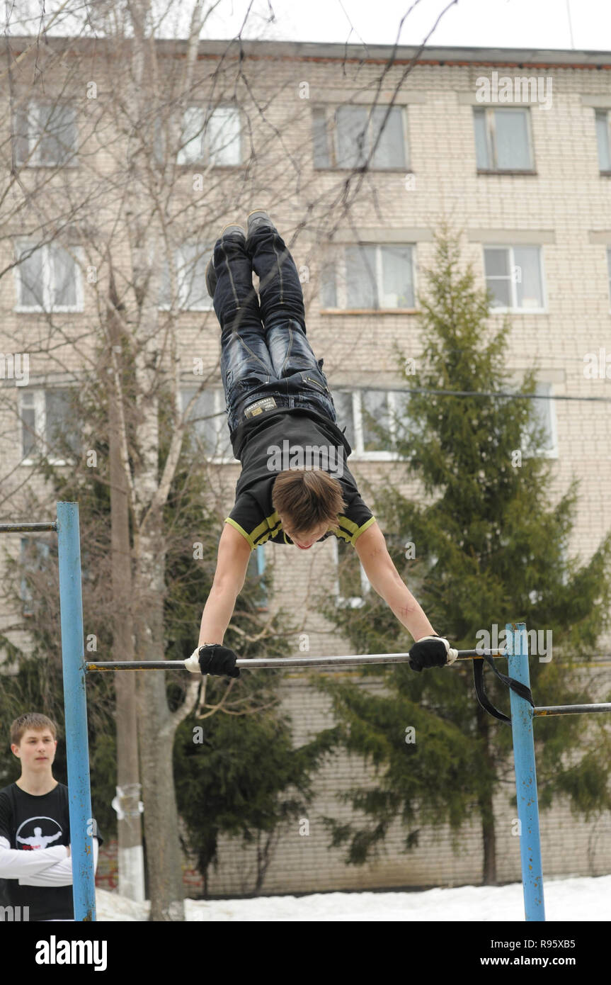 Kovrov, Russia. 4 April 2013. Teen is engaged in discipline gimbarr on a horizontal bar in the ...