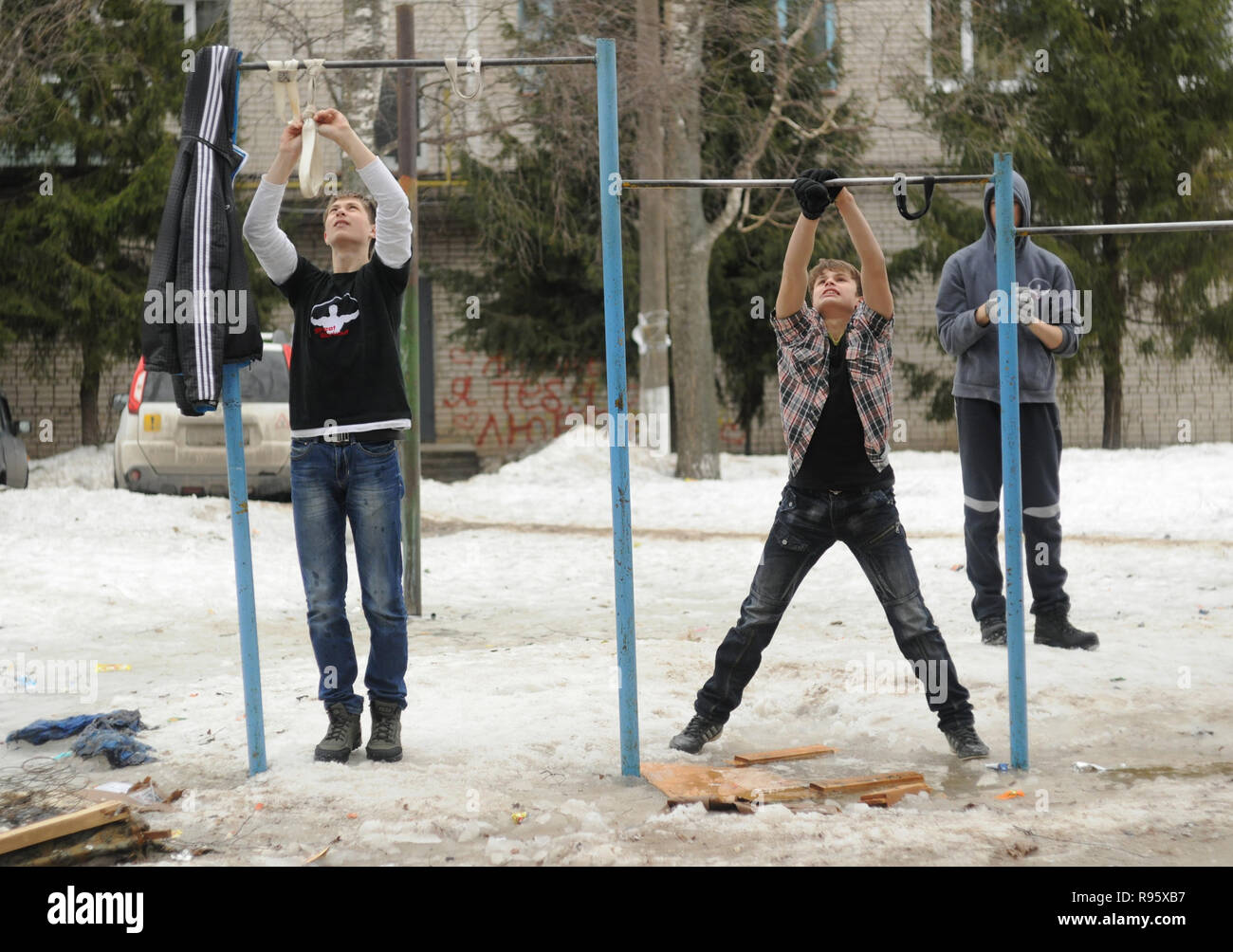 Kovrov, Russia. 4 April 2013. Teens is engaged in discipline gimbarr on a horizontal bar in the ...