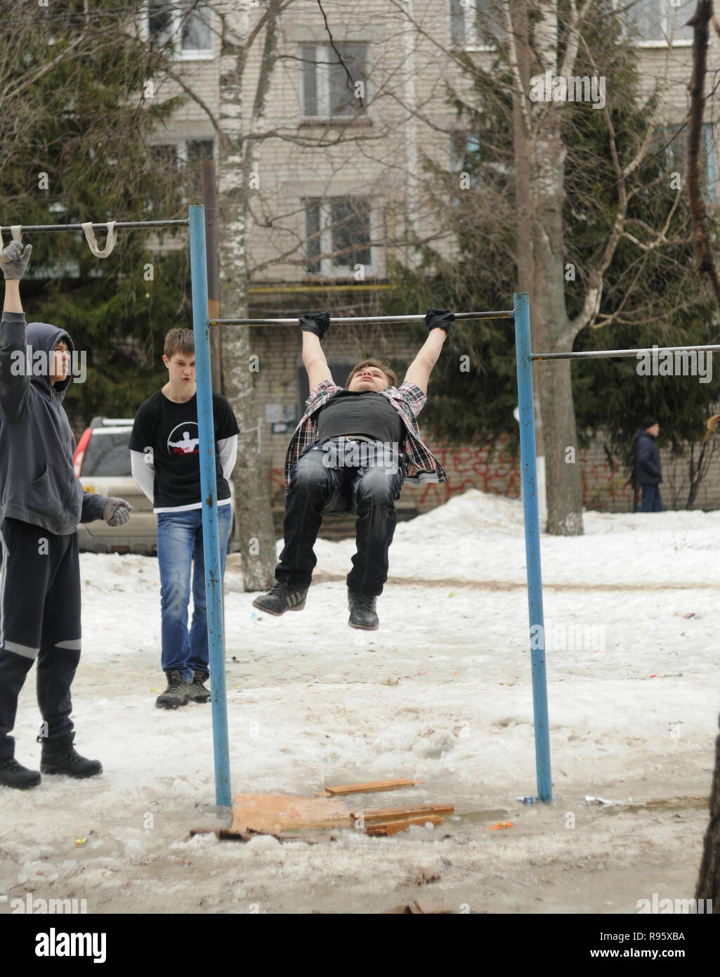 Kovrov, Russia. 4 April 2013. Teens is engaged in discipline gimbarr on a horizontal bar in the ...
