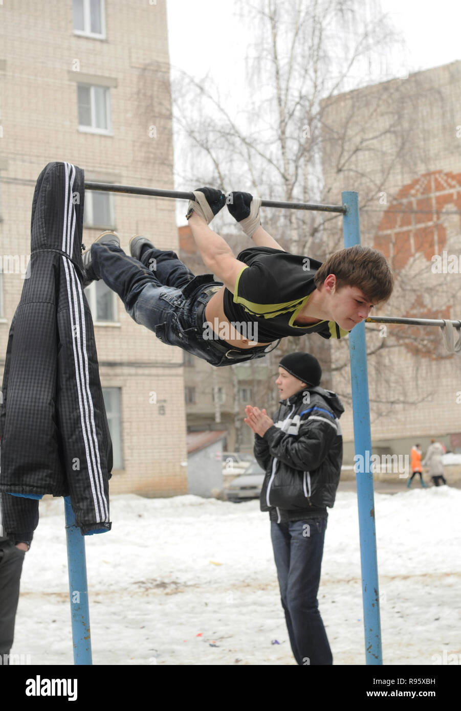Kovrov, Russia. 4 April 2013. Teen is engaged in discipline gimbarr on a horizontal bar in the ...