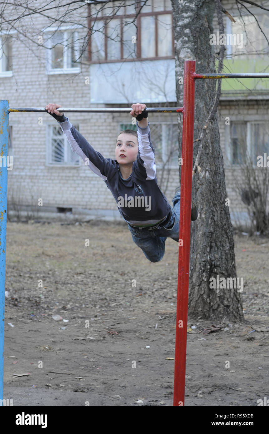 Kovrov, Russia. 14 April 2013. Teen is engaged in discipline gimbarr on a horizontal bar in the ...