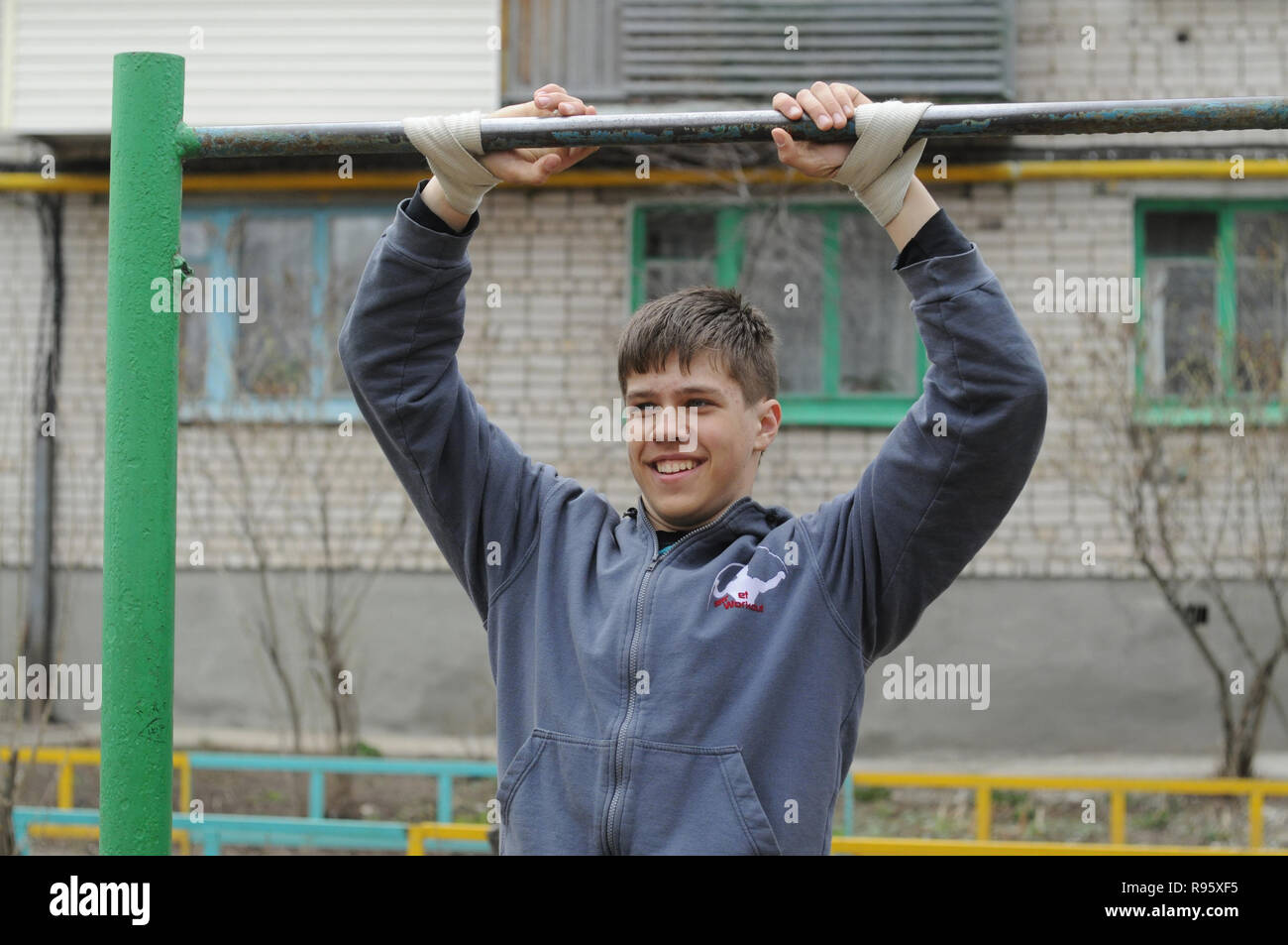 Kovrov, Russia. 20 April 2013. Teen is engaged in discipline gimbarr on a horizontal bar in the ...