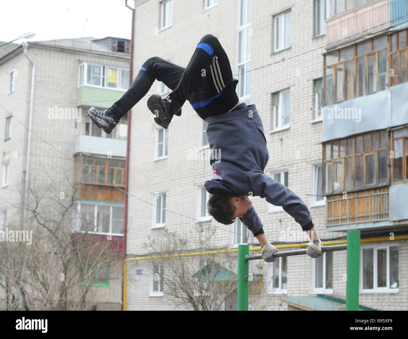 Kovrov, Russia. 20 April 2013. Teen is engaged in discipline gimbarr on a horizontal bar in the ...