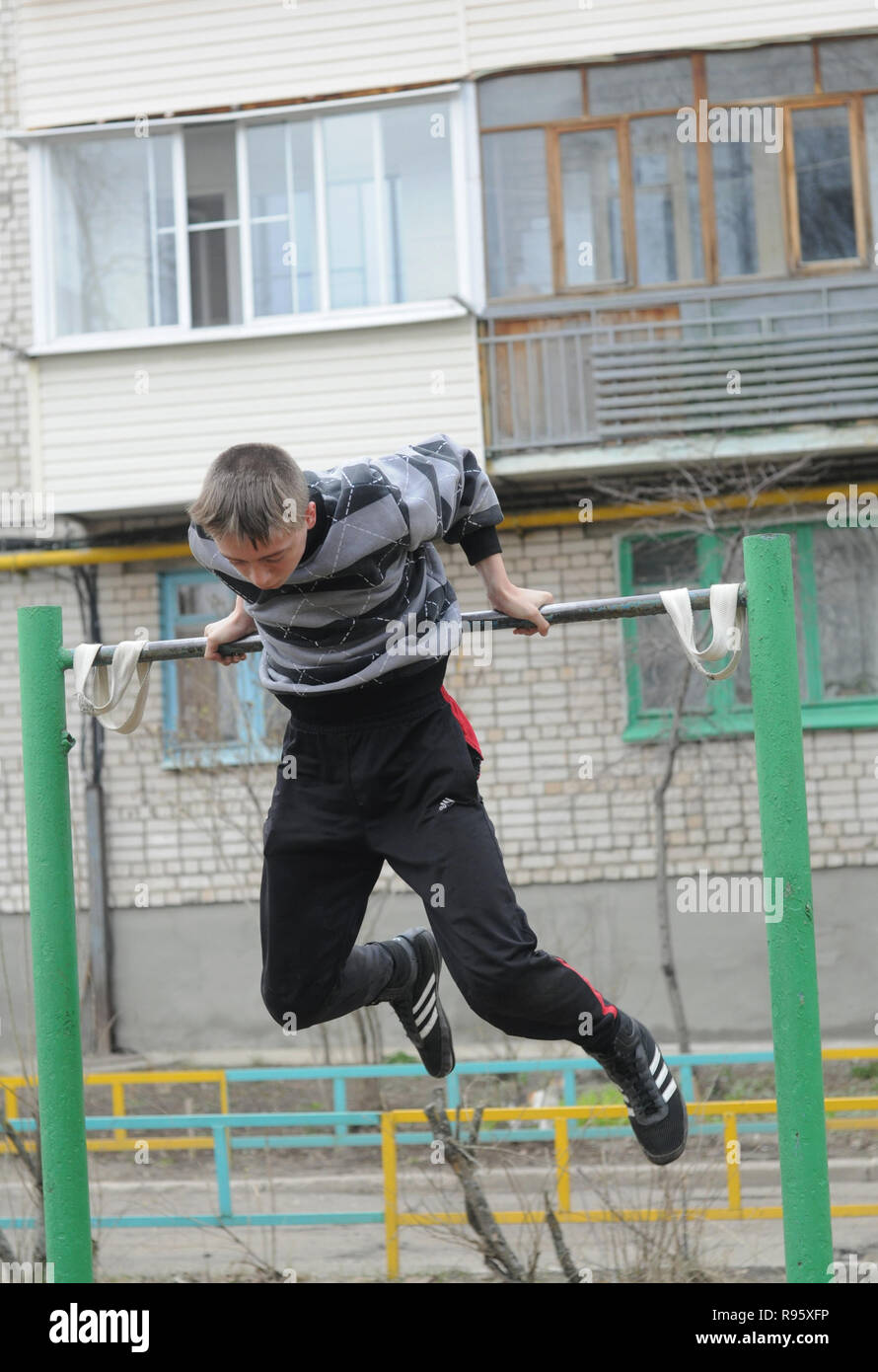 Kovrov, Russia. 20 April 2013. Teen is engaged in discipline gimbarr on a horizontal bar in the ...