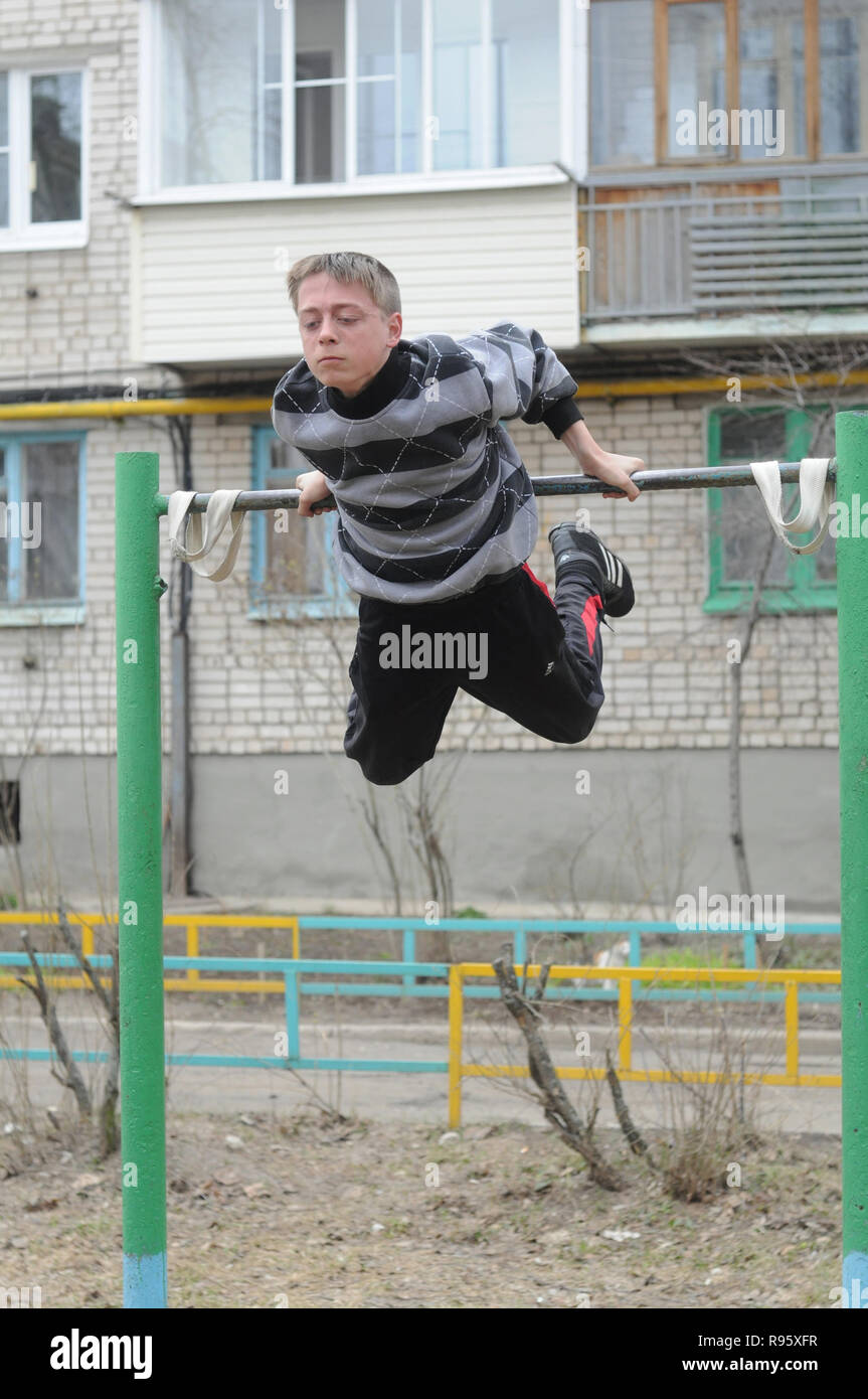 Kovrov, Russia. 20 April 2013. Teen is engaged in discipline gimbarr on a horizontal bar in the ...