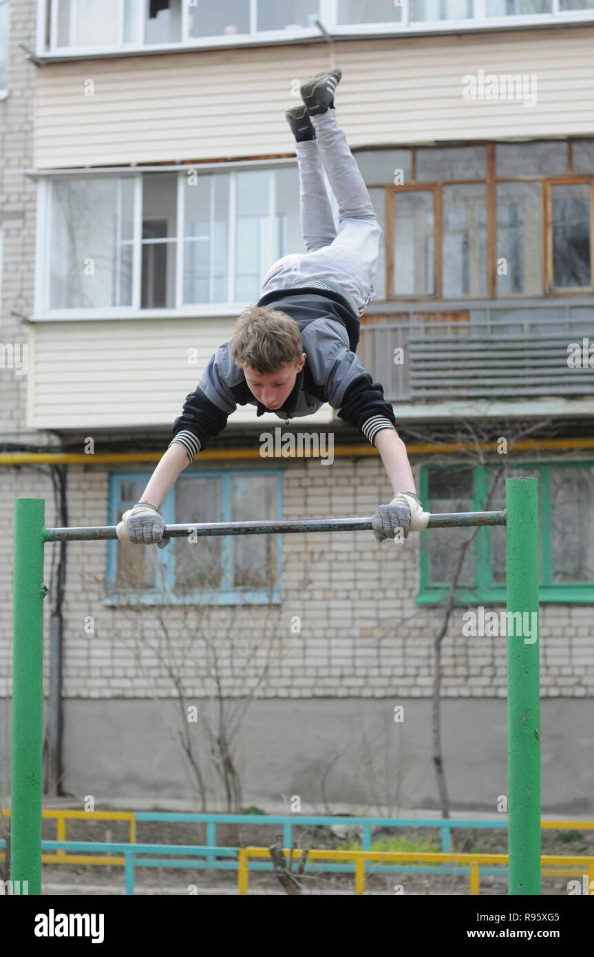 Kovrov, Russia. 20 April 2013. Teen is engaged in discipline gimbarr on a horizontal bar in the ...