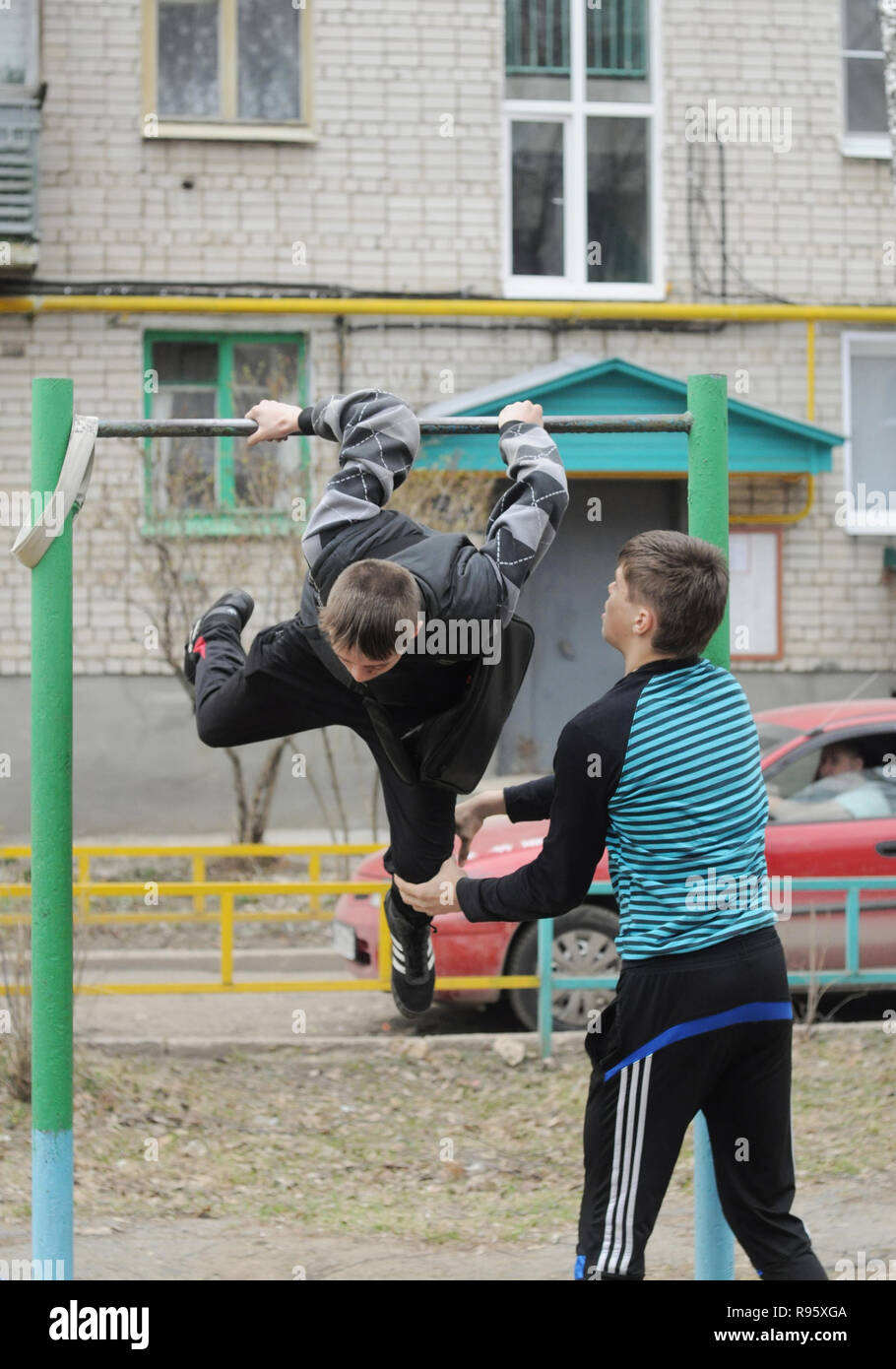 Kovrov, Russia. 20 April 2013. Teens is engaged in discipline gimbarr on a horizontal bar in the ...