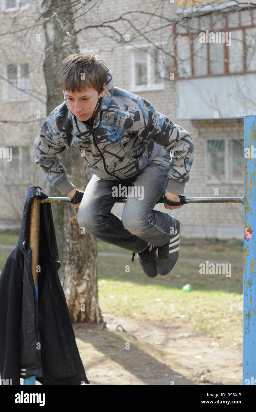 Kovrov, Russia. 21 April 2013. Teen is engaged in discipline gimbarr on a horizontal bar in the ...